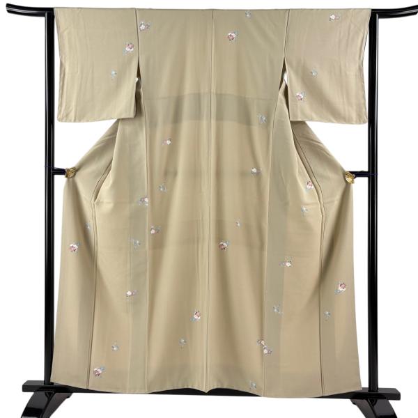 【着物ランク】秀品【素材】正絹【身丈】約158cm【裄丈】約63cm【袖丈】約48cm【袖幅】約33cm【前幅】約23cm【後幅】約28cm【サイズ】S【着物仕立て】袷【着用時期】10〜5月【コメント】お洒落着として楽しめる小紋でございます...