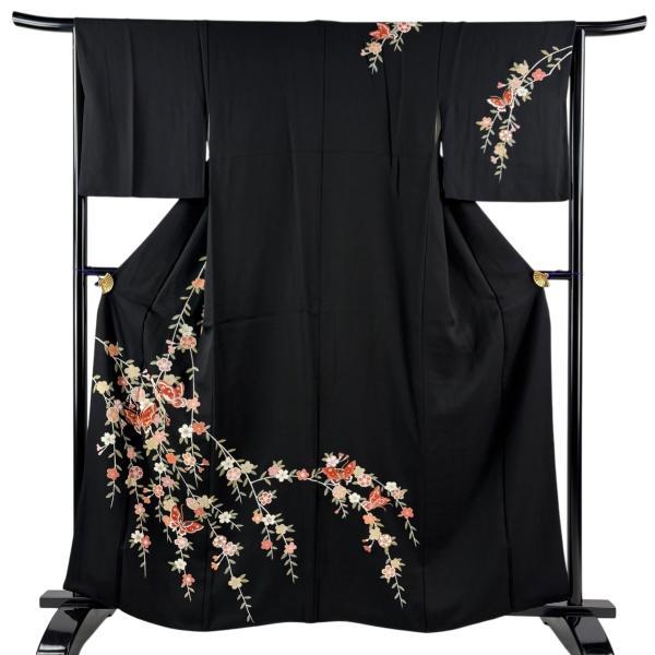 【着物ランク】秀品【素材】正絹【身丈】約162cm【裄丈】約64.5cm【袖丈】約48cm【袖幅】約34.5cm【前幅】約24cm【後幅】約30cm【サイズ】M【着物仕立て】袷【着用時期】10〜5月【コメント】帯次第で幅広くお使いいただける...