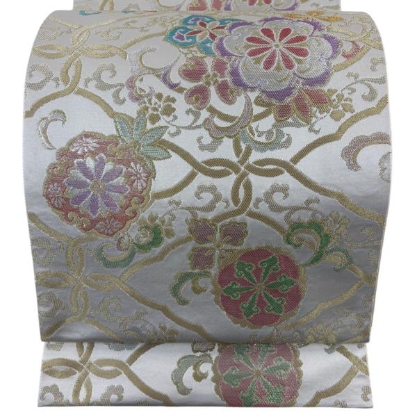 【着物ランク】名品【素材】正絹【帯丈】約412cm【帯幅】約31cm【帯仕立て】仕立て上がり【コメント】軍配マークと三本線が特徴の「川島織物」謹製の作品です。セミフォーマルでお使いいただける袋帯でございます。見る人に重たい印象を感じさせない...