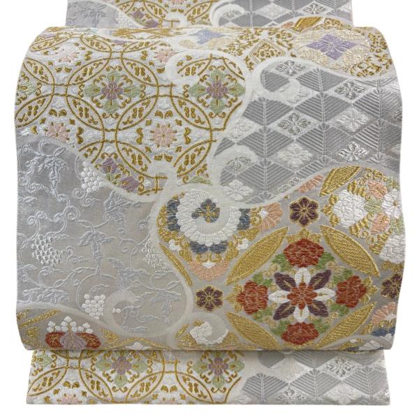 【着物ランク】秀品【素材】正絹【帯丈】約442cm【帯幅】約31cm【帯仕立て】仕立て上がり【コメント】セミフォーマルでお使いいただける袋帯でございます。見る人に重たい印象を感じさせない女性ならではの、気品豊かな一品です。締め跡がございます...