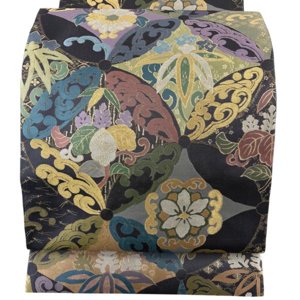 【着物ランク】名品【素材】正絹【帯丈】約444cm【帯幅】約31cm【帯仕立て】仕立て上がり【コメント】となみ織物は、嘉永3年、初代礪波宗介が富山県砺波より組紐師として入洛し、その後織物業へと発展した帯メーカーの一つです。おめでたい席に相応...