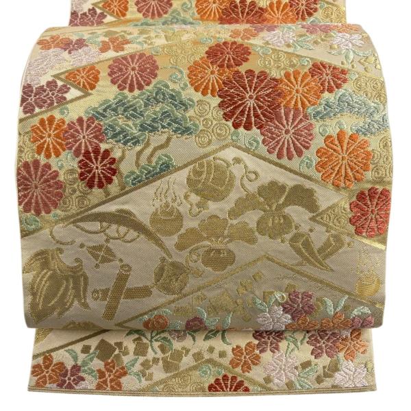 【着物ランク】秀品【素材】正絹【帯丈】約430cm【帯幅】約31cm【帯仕立て】仕立て上がり【コメント】軍配マークと三本線が特徴の「川島織物」謹製の作品です。おめでたい席に相応しい意匠の袋帯でございます。格式高いお席にもお使いいただけますの...