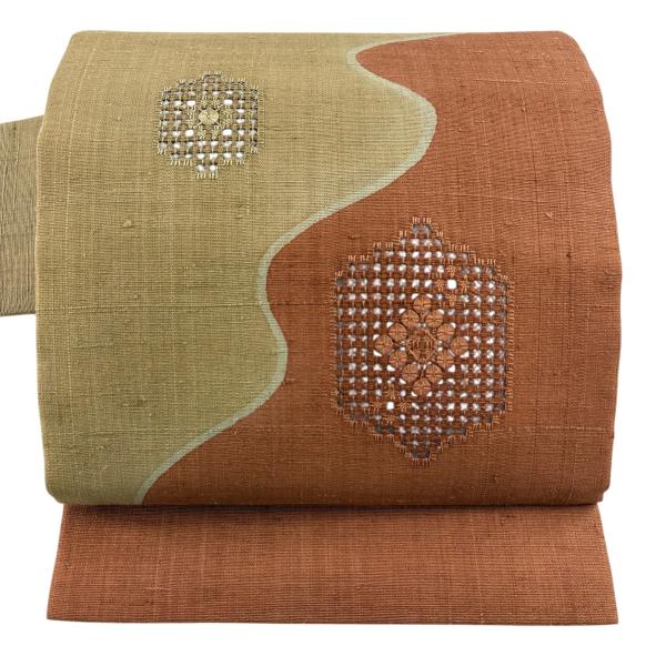 【着物ランク】秀品【素材】正絹【帯丈】約358cm【帯幅】約30cm【帯仕立て】仕立て上がり【コメント】普段使いでお使いいただける名古屋帯でございます。カジュアルな装いに合わせてお使いください。締め跡がございます。お太鼓垂先間などにヤケがご...