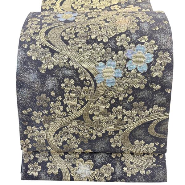 【着物ランク】名品【素材】正絹【帯丈】約436cm【帯幅】約31cm【帯仕立て】仕立て上がり【コメント】おめでたい席に相応しい意匠の袋帯でございます。格式高いお席にもお使いいただけますので、お見逃しのないようお願いいたします。リユース品とし...