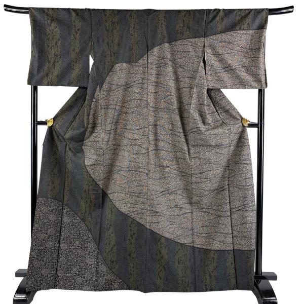 【着物ランク】秀品【素材】正絹【身丈】約167cm【裄丈】約69cm【袖丈】約48.5cm【袖幅】約35.5cm【前幅】約23.5cm【後幅】約30.5cm【サイズ】L【着物仕立て】袷【着用時期】10〜5月【コメント】帯次第で幅広くお使いい...