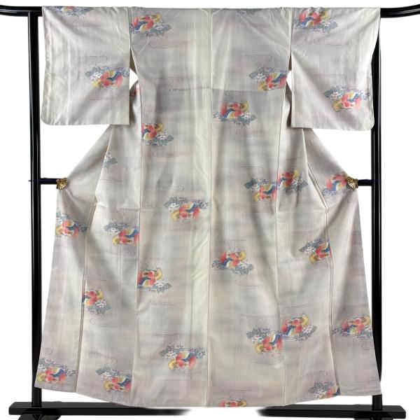 【着物ランク】秀品【素材】正絹【身丈】約156cm【裄丈】約64cm【袖丈】約49cm【袖幅】約33cm【前幅】約23cm【後幅】約29.5cm【サイズ】M【着物仕立て】袷【着用時期】10〜5月【コメント】普段着やおしゃれ着として人気の紬で...