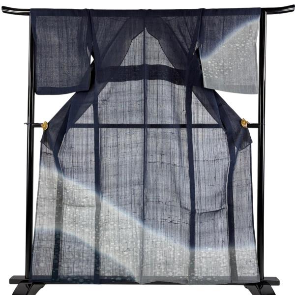 【着物ランク】秀品【素材】正絹【身丈】約160cm【裄丈】約65cm【袖丈】約50cm【袖幅】約33.5cm【前幅】約24cm【後幅】約30cm【サイズ】M【着物仕立て】薄物【着用時期】7〜8月【コメント】合わせる帯の色柄により、お召しいた...