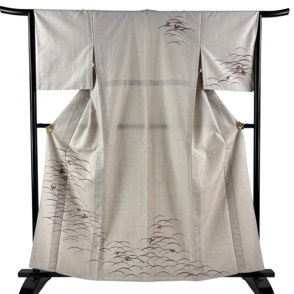 【着物ランク】秀品【素材】正絹【身丈】約161cm【裄丈】約64cm【袖丈】約48cm【袖幅】約32.5cm【前幅】約25.5cm【後幅】約30cm【サイズ】M【着物仕立て】単衣【着用時期】6/9月【コメント】帯次第で幅広くお使いいただける...