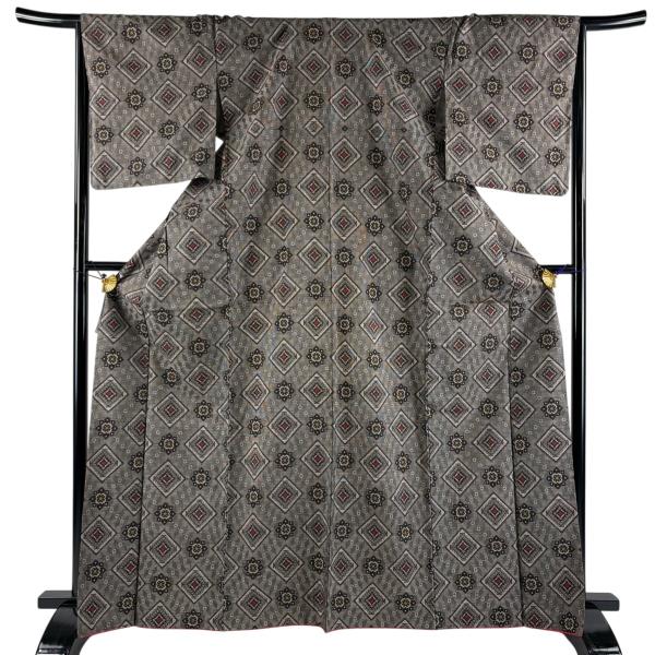 【着物ランク】逸品【素材】正絹【身丈】約167cm【裄丈】約66.5cm【袖丈】約49cm【袖幅】約34.5cm【前幅】約24cm【後幅】約30cm【サイズ】M【着物仕立て】袷【着用時期】10〜5月【コメント】極上の着心地を誘い、洒落度溢れ...