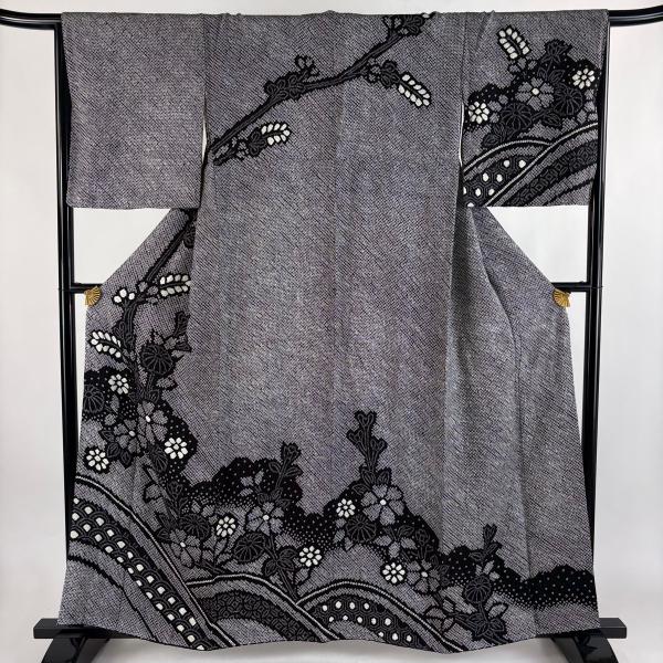 【着物ランク】名品【素材】正絹【身丈】約158cm【裄丈】約66cm【袖丈】約47cm【袖幅】約34.5cm【前幅】約24.5cm【後幅】約31cm【サイズ】M【着物仕立て】袷【着用時期】10〜5月【コメント】帯次第で幅広くお使いいただける...