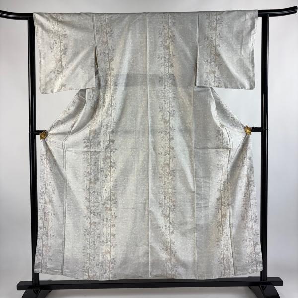 【着物ランク】名品【素材】正絹【身丈】約157cm【裄丈】約62cm【袖丈】約47cm【袖幅】約32cm【前幅】約22.5cm【後幅】約28.5cm【サイズ】S【着物仕立て】袷【着用時期】10〜5月【コメント】極上の着心地を誘い、洒落度溢れ...