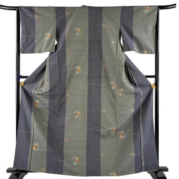 【着物ランク】優品【素材】正絹【身丈】約164.5cm【裄丈】約64cm【袖丈】約47cm【袖幅】約33cm【前幅】約24cm【後幅】約29.8cm【サイズ】M【着物仕立て】袷【着用時期】10〜5月【コメント】普段着やおしゃれ着として人気の...