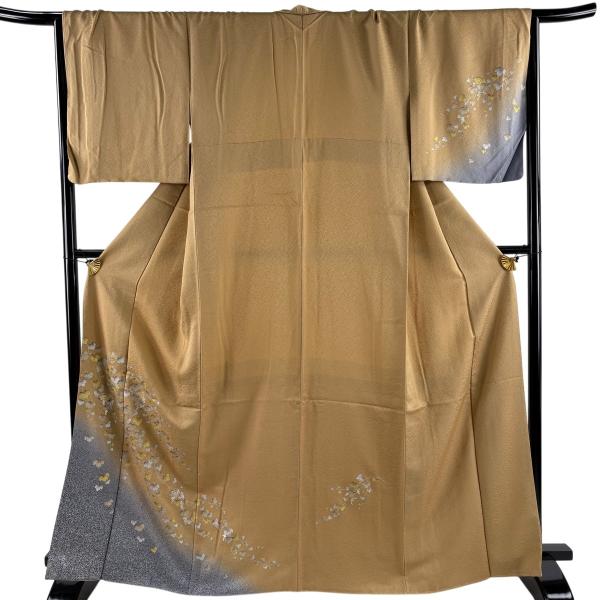 【着物ランク】秀品【素材】正絹【身丈】約166cm【裄丈】約68.5cm【袖丈】約49cm【袖幅】約35.5cm【前幅】約25cm【後幅】約31cm【サイズ】L【着物仕立て】袷【着用時期】10〜5月【コメント】合わせる帯の色柄により、お召し...