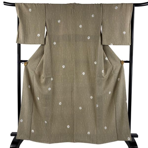 【着物ランク】秀品【素材】正絹【身丈】約165cm【裄丈】約68cm【袖丈】約49cm【袖幅】約34cm【前幅】約25cm【後幅】約29cm【サイズ】L【着物仕立て】袷【着用時期】10〜5月【コメント】お洒落着として楽しめる小紋でございます...