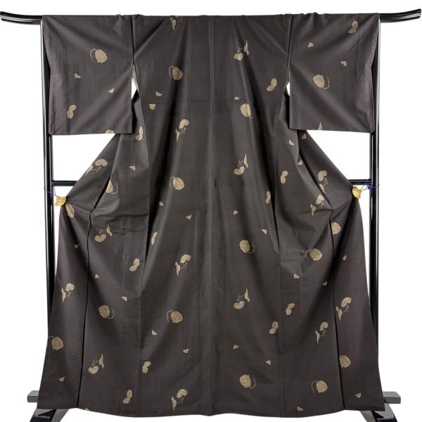 【着物ランク】名品【素材】正絹【身丈】約165.5cm【裄丈】約68cm【袖丈】約49cm【袖幅】約34.5cm【前幅】約25cm【後幅】約30.5cm【サイズ】L【着物仕立て】袷【着用時期】10〜5月【コメント】極上の着心地を誘い、洒落度...