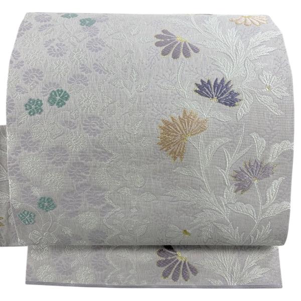 【着物ランク】名品【素材】正絹【帯丈】約387cm【帯幅】約32cm【帯仕立て】仕立て上がり【コメント】セミフォーマルでお使いいただける名古屋帯でございます。見る人に重たい印象を感じさせない女性ならではの、気品豊かな一品です。リユース品とし...