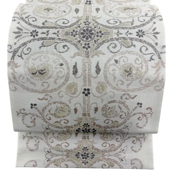 【着物ランク】逸品【素材】正絹【帯丈】約452cm【帯幅】約30.5cm【帯仕立て】仕立て上がり【コメント】西陣メーカー「加納幸」の作品です。セミフォーマルでお使いいただける袋帯でございます。見る人に重たい印象を感じさせない女性ならではの、...