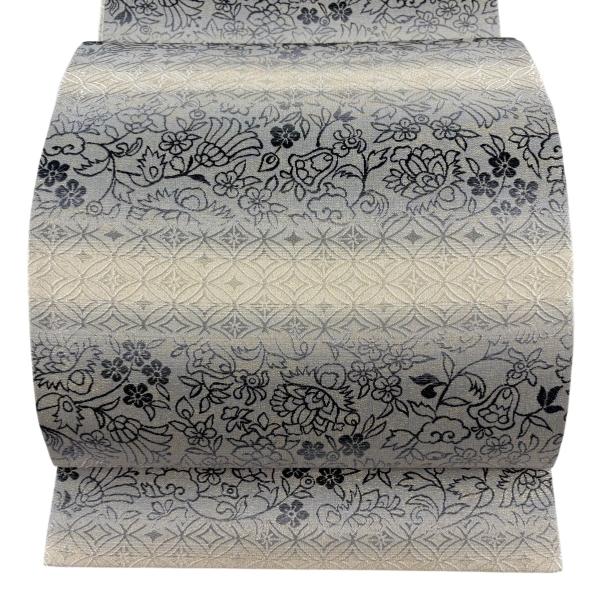 【着物ランク】秀品【素材】正絹【帯丈】約438cm【帯幅】約31.5cm【帯仕立て】仕立て上がり【コメント】セミフォーマルでお使いいただける袋帯でございます。見る人に重たい印象を感じさせない女性ならではの、気品豊かな一品です。薄い締め跡がご...