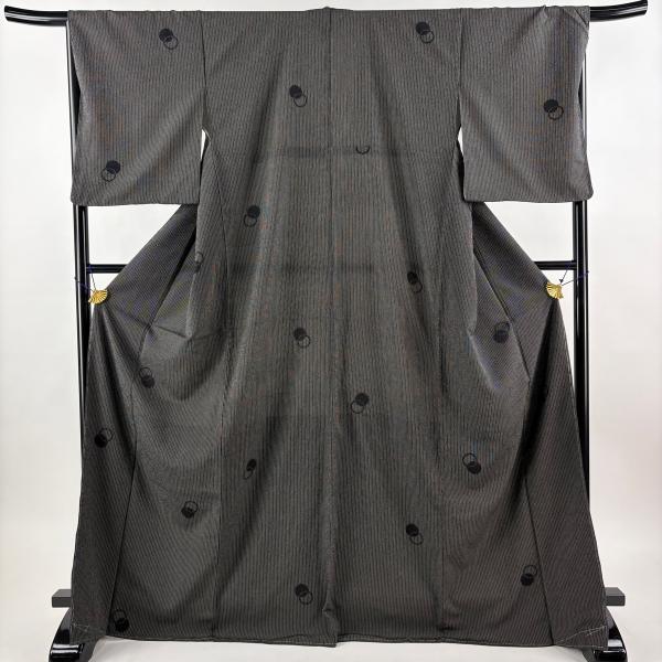 【着物ランク】名品【素材】正絹【身丈】約171.5cm【裄丈】約67.5cm【袖丈】約52.5cm【袖幅】約34.5cm【前幅】約29cm【後幅】約33.5cm【サイズ】L【着物仕立て】袷【着用時期】10〜5月【コメント】新潟県で織られてい...