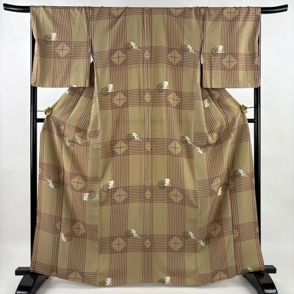 【着物ランク】名品【素材】正絹【身丈】約165cm【裄丈】約68.5cm【袖丈】約49.5cm【袖幅】約34cm【前幅】約24.5cm【後幅】約30cm【サイズ】L【着物仕立て】袷【着用時期】10〜5月【コメント】お洒落着として楽しめる小紋...