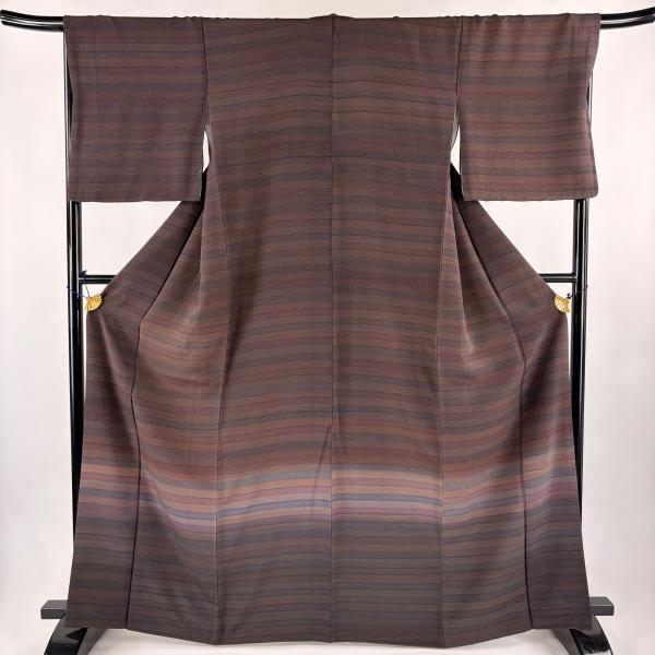 【着物ランク】秀品【素材】正絹【身丈】約165cm【裄丈】約68cm【袖丈】約48.5cm【袖幅】約34.5cm【前幅】約24.5cm【後幅】約30.5cm【サイズ】L【着物仕立て】袷【着用時期】10〜5月【コメント】合わせる帯の色柄により...