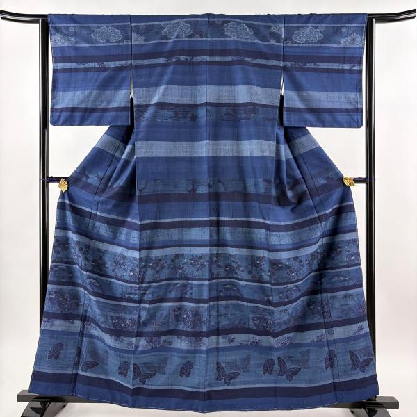 【着物ランク】秀品【素材】正絹【身丈】約162cm【裄丈】約63.5cm【袖丈】約47cm【袖幅】約32.5cm【前幅】約26cm【後幅】約29.5cm【サイズ】S【着物仕立て】袷【着用時期】10〜5月【コメント】合わせる帯の色柄により、お...