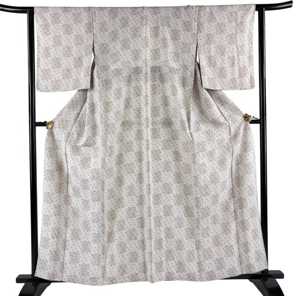 【着物ランク】秀品【素材】正絹【身丈】約159.5cm【裄丈】約62.5cm【袖丈】約49cm【袖幅】約32cm【前幅】約24cm【後幅】約29.5cm【サイズ】S【着物仕立て】単衣【着用時期】6/9月【コメント】お洒落着として楽しめる小紋...