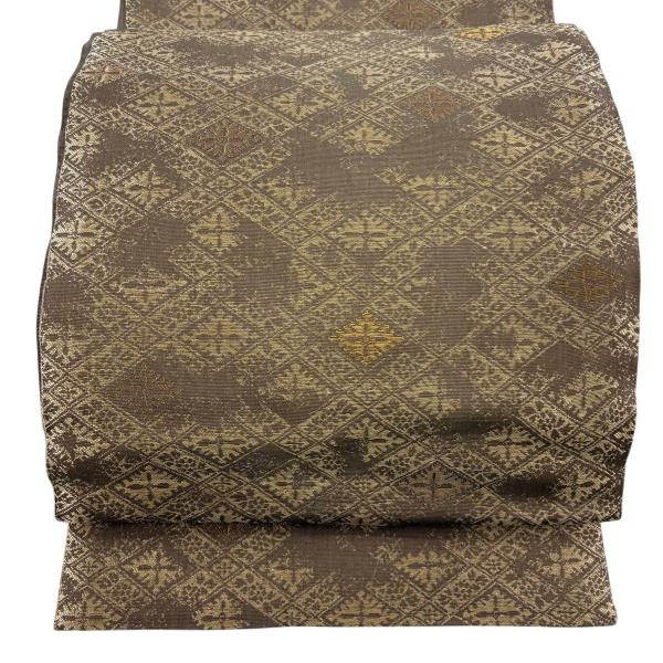 【着物ランク】逸品【素材】正絹【帯丈】約440cm【帯幅】約31cm【帯仕立て】仕立て上がり【コメント】西陣メーカー「加納幸」の作品です。セミフォーマルでお使いいただける、夏帯の袋帯でございます。見る人に重たい印象を感じさせない女性ならでは...