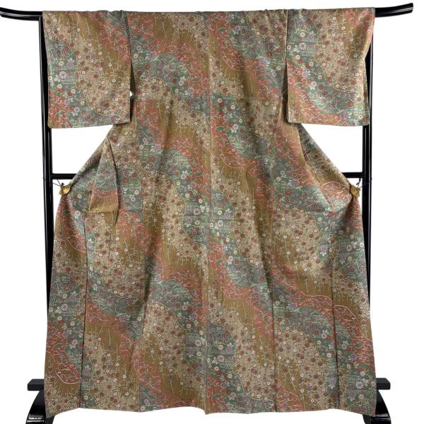 【着物ランク】秀品【素材】正絹【身丈】約168cm【裄丈】約68cm【袖丈】約49cm【袖幅】約34cm【前幅】約27cm【後幅】約32cm【サイズ】L【着物仕立て】袷【着用時期】10〜5月【コメント】お洒落着として楽しめる小紋でございます...