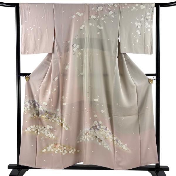 【着物ランク】名品【素材】正絹【身丈】約155.5cm【裄丈】約62.5cm【袖丈】約49cm【袖幅】約32cm【前幅】約26cm【後幅】約30.5cm【サイズ】S【着物仕立て】袷【着用時期】10〜5月【コメント】気品たっぷりにお召し頂ける...