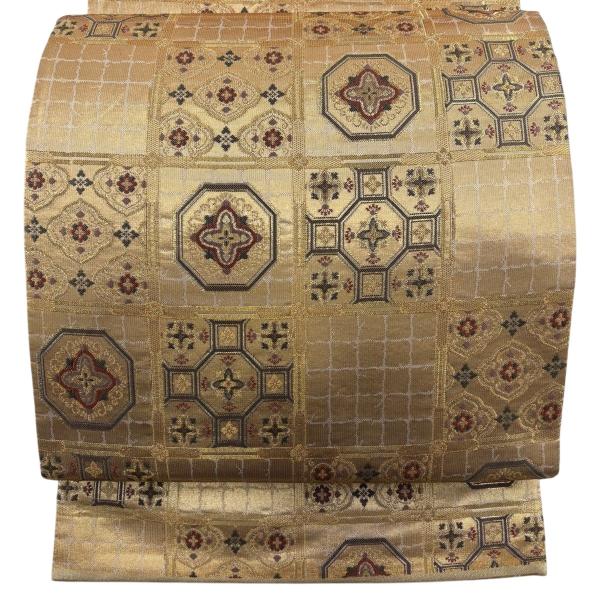 【着物ランク】秀品【素材】正絹【帯丈】約448cm【帯幅】約31cm【帯仕立て】仕立て上がり【コメント】おめでたい席に相応しい意匠の袋帯でございます。格式高いお席にもお使いいただけますので、お見逃しのないようお願いいたします。締め跡がござい...
