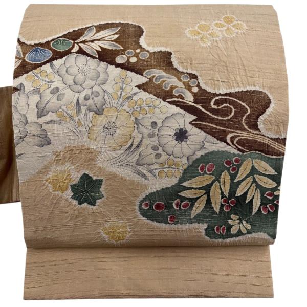 【着物ランク】秀品【素材】正絹【帯丈】約350.5cm【帯幅】約30cm【帯仕立て】仕立て上がり【コメント】普段使いでお使いいただける名古屋帯でございます。カジュアルな装いに合わせてお使いください。締め跡がございます。手先前柄間所々と前柄垂...