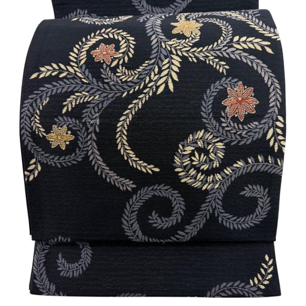 【着物ランク】秀品【素材】正絹【帯丈】約432cm【帯幅】約31cm【帯仕立て】仕立て上がり【コメント】普段使いでお使いいただける袋帯でございます。カジュアルな装いに合わせてお使いください。締め跡がございます。前柄に薄いシミ、お太鼓柄部分に...