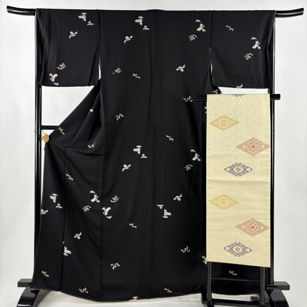 【着物ランク】秀品【素材】正絹【身丈】約167cm【裄丈】約65.5cm【袖丈】約45.5cm【袖幅】約34cm【前幅】約23.5cm【後幅】約29cm【サイズ】M【着物仕立て】袷【着用時期】10〜5月【帯丈2】約365cm【帯幅2】約30...