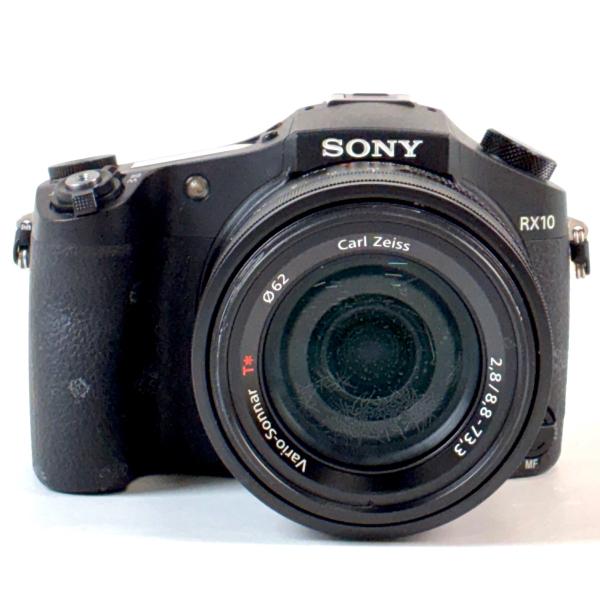 【メーカー名】SONY【製品名】DSC-RX10【カメラ種類】コンパクトデジタルカメラ【カメラ付属品】バッテリー、ホットシューカバー、レンズフード、フロントキャップ【ブランド状態ランク】ランクC【コメント】【外観】スレやキズ、汚れ、塗装剥が...