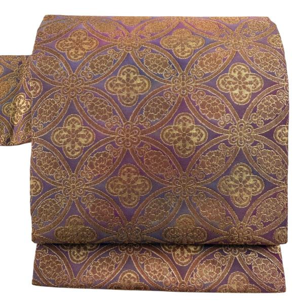 【着物ランク】名品【素材】正絹【帯丈】約370cm【帯幅】約31cm【帯仕立て】仕立て上がり【コメント】セミフォーマルでお使いいただける名古屋帯でございます。見る人に重たい印象を感じさせない女性ならではの、気品豊かな一品です。リユース品とし...