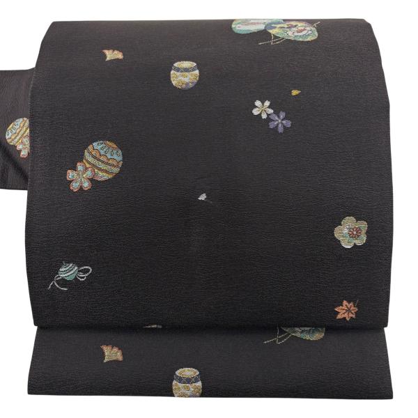 【着物ランク】秀品【素材】正絹【帯丈】約366cm【帯幅】約31cm【帯仕立て】仕立て上がり【コメント】セミフォーマルでお使いいただける名古屋帯でございます。見る人に重たい印象を感じさせない女性ならではの、気品豊かな一品です。お太鼓にシワが...