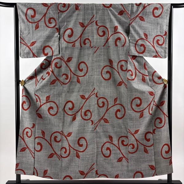 【着物ランク】優品【素材】正絹【身丈】約159cm【裄丈】約65cm【袖丈】約48.5cm【袖幅】約33cm【前幅】約22cm【後幅】約30cm【サイズ】M【着物仕立て】袷【着用時期】10〜5月【コメント】普段着やおしゃれ着として人気の紬で...