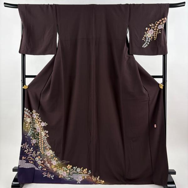 【着物ランク】名品【素材】正絹【身丈】約170cm【裄丈】約69.5cm【袖丈】約49cm【袖幅】約35cm【前幅】約26cm【後幅】約31.5cm【サイズ】L【着物仕立て】袷【着用時期】10〜5月【コメント】十日町の老舗、本格派辻が花で有...