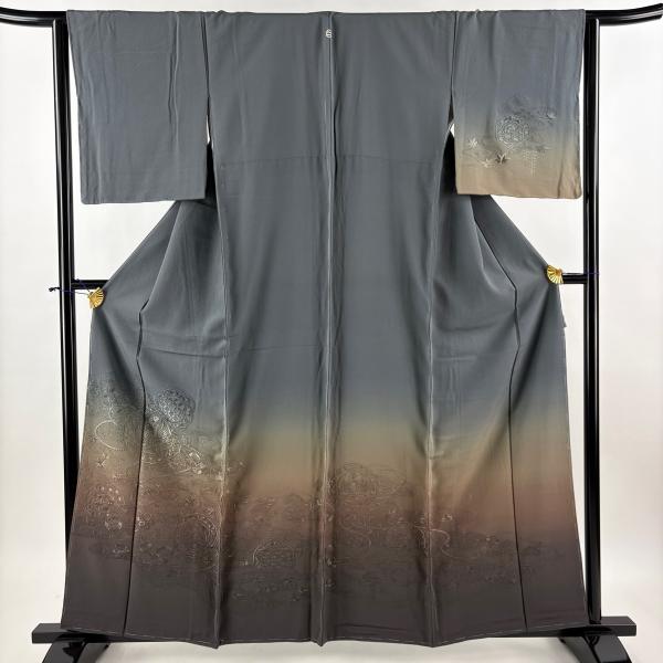 【着物ランク】秀品【素材】正絹【身丈】約158.5cm【裄丈】約64cm【袖丈】約48cm【袖幅】約33cm【前幅】約25cm【後幅】約30cm【サイズ】M【着物仕立て】袷【着用時期】10〜5月【コメント】合わせる帯の色柄により、お召しいた...