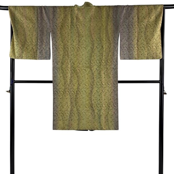 【着物ランク】秀品【素材】正絹【身丈】約107cm【裄丈】約68cm【袖丈】約48.5cm【袖幅】約36cm【サイズ】L【コメント】和装コートのひとつで、普段着などにも気軽に羽織ることができる道中着でございます。外出時に着物の上に塵除けや防...