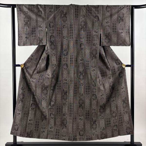 【着物ランク】名品【素材】正絹【身丈】約153cm【裄丈】約62.5cm【袖丈】約46.5cm【袖幅】約32cm【前幅】約25cm【後幅】約30cm【サイズ】S【着物仕立て】袷【着用時期】10〜5月【コメント】極上の着心地を誘い、洒落度溢れ...