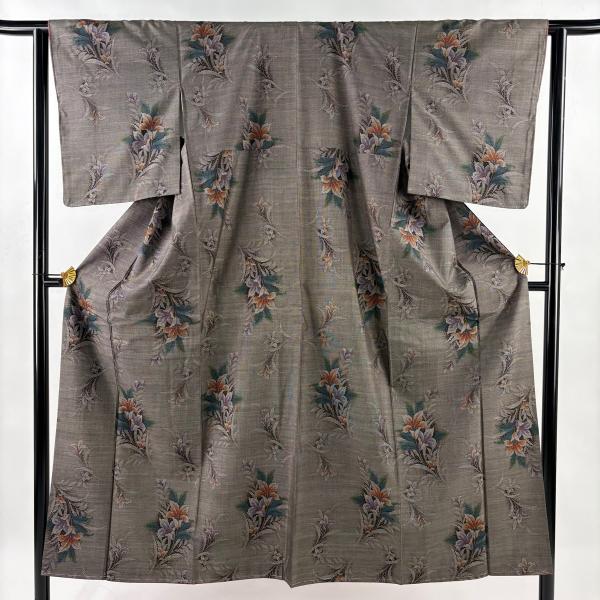 【着物ランク】名品【素材】正絹【身丈】約150.5cm【裄丈】約62.5cm【袖丈】約48.5cm【袖幅】約32cm【前幅】約24cm【後幅】約29.5cm【サイズ】S【着物仕立て】袷【着用時期】10〜5月【コメント】極上の着心地を誘い、洒...