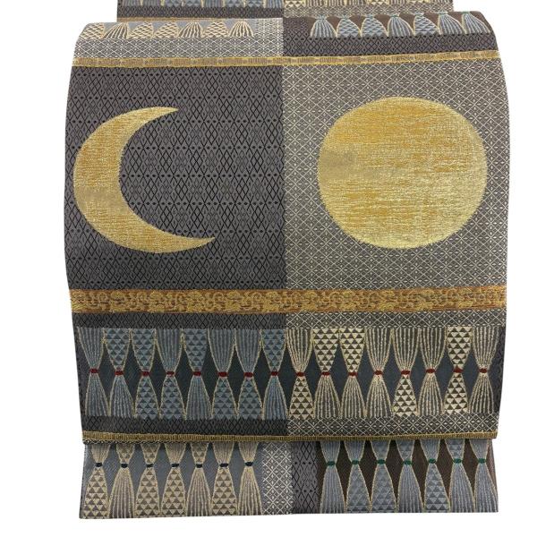 【着物ランク】名品【素材】正絹【帯丈】約442cm【帯幅】約31cm【帯仕立て】仕立て上がり【コメント】セミフォーマルでお使いいただける袋帯でございます。見る人に重たい印象を感じさせない女性ならではの、気品豊かな一品です。締め跡がございます...