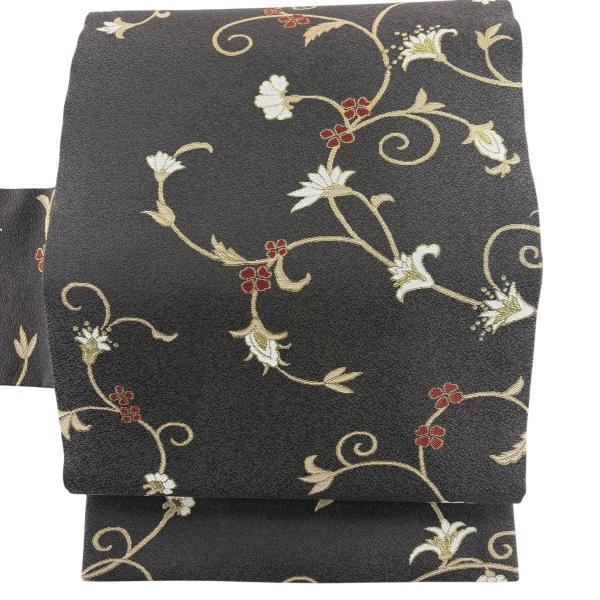 【着物ランク】名品【素材】正絹【帯丈】約369cm【帯幅】約31cm【帯仕立て】仕立て上がり【コメント】セミフォーマルでお使いいただける名古屋帯でございます。見る人に重たい印象を感じさせない女性ならではの、気品豊かな一品です。リユース品とし...