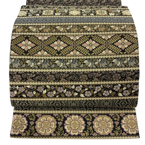 【着物ランク】名品【素材】正絹【帯丈】約452cm【帯幅】約31cm【帯仕立て】仕立て上がり【コメント】西陣の陰山織物謹製のブランド「箔屋清兵衛」の帯です。セミフォーマルでお使いいただける袋帯でございます。見る人に重たい印象を感じさせない女...