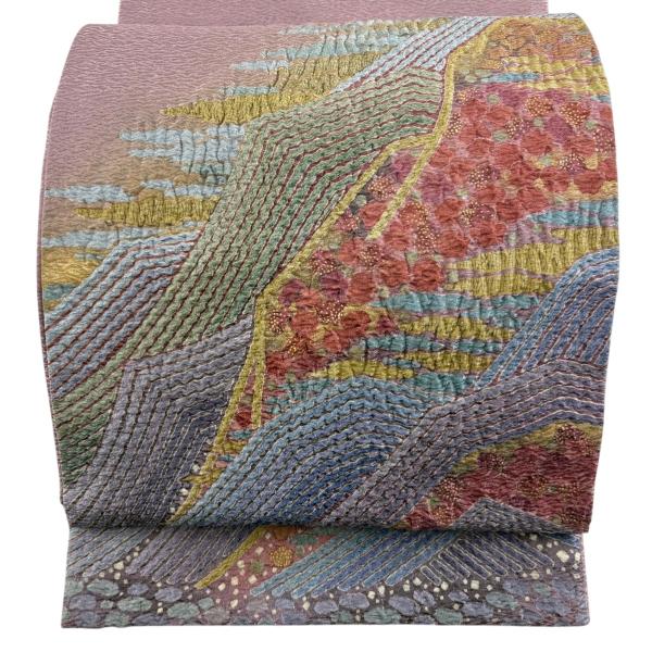 【着物ランク】名品【素材】正絹【帯丈】約476cm【帯幅】約31.5cm【帯仕立て】仕立て上がり【コメント】セミフォーマルでお使いいただける袋帯でございます。見る人に重たい印象を感じさせない女性ならではの、気品豊かな一品です。締め跡がござい...