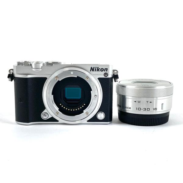 【メーカー名】Nikon【製品名】1 J5 標準パワーズームレンズキット シルバー【カメラ種類】デジタル ミラーレス 一眼カメラ【カメラ付属品】バッテリー【ブランド状態ランク】ランクC【コメント】【外観】ボディにスレやキズ、僅かな汚れや塗装...