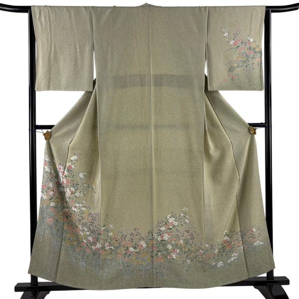【着物ランク】秀品【素材】正絹【身丈】約158cm【裄丈】約65cm【袖丈】約47.5cm【袖幅】約33cm【前幅】約24.5cm【後幅】約30cm【サイズ】M【着物仕立て】袷【着用時期】10〜5月【コメント】帯次第で幅広くお使いいただける...
