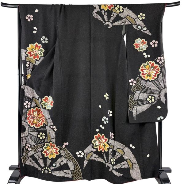 【着物ランク】名品【素材】正絹【身丈】約167cm【裄丈】約69cm【袖丈】約112cm【袖幅】約36cm【前幅】約26cm【後幅】約31cm【サイズ】L【着物仕立て】袷【着用時期】10〜5月【コメント】未婚女性の第一礼装としてお使いいただ...